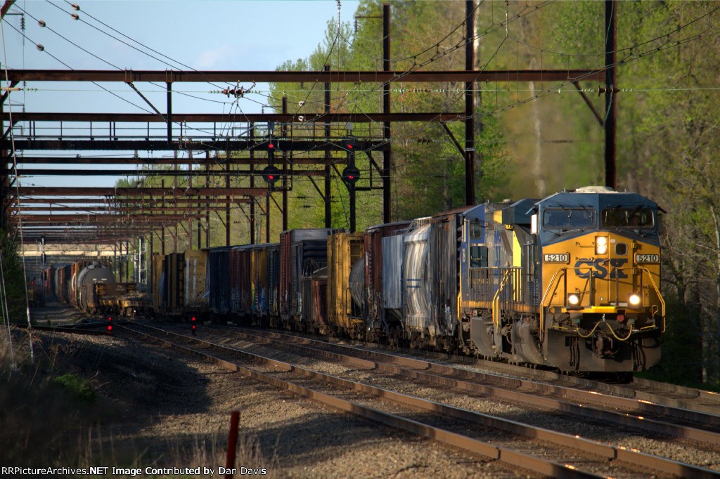 CSX ES40DC 5210 leads Q439